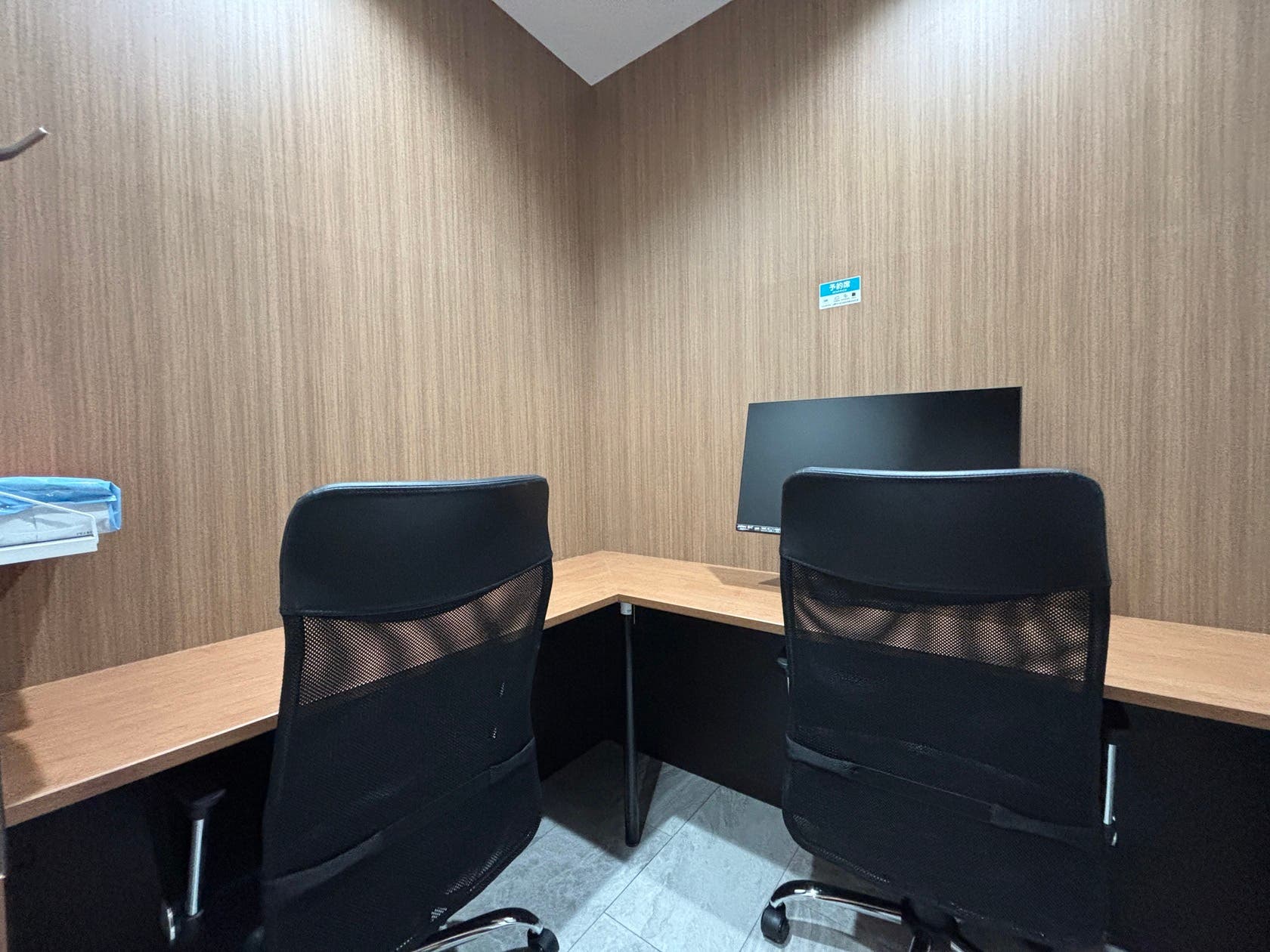 【錦糸町駅から徒歩1分】モニター・フリードリンク付き2名完全個室（ブース12）※予約時間前は入室不可の写真2