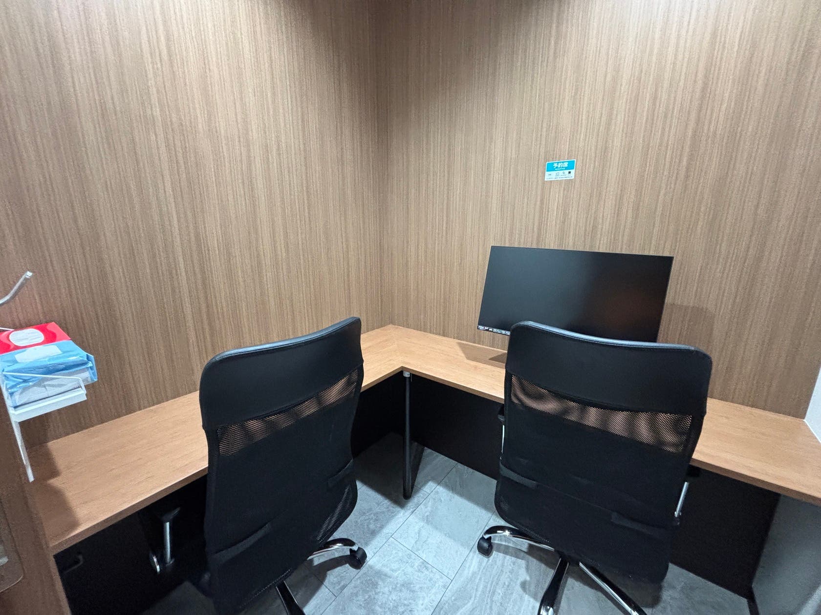 【錦糸町駅から徒歩1分】モニター・フリードリンク付き2名完全個室（ブース12）※予約時間前は入室不可の写真1
