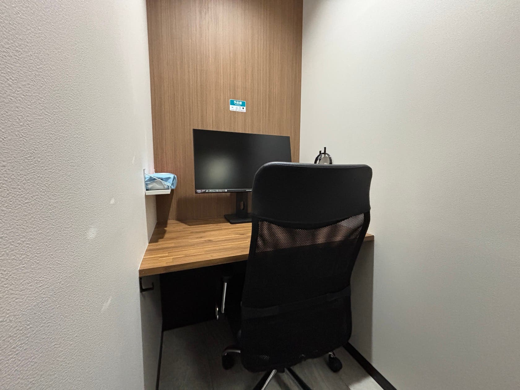 【錦糸町駅から徒歩1分】モニター・フリードリンク付き1名完全個室（ブース16）※予約時間前は入室不可の写真1