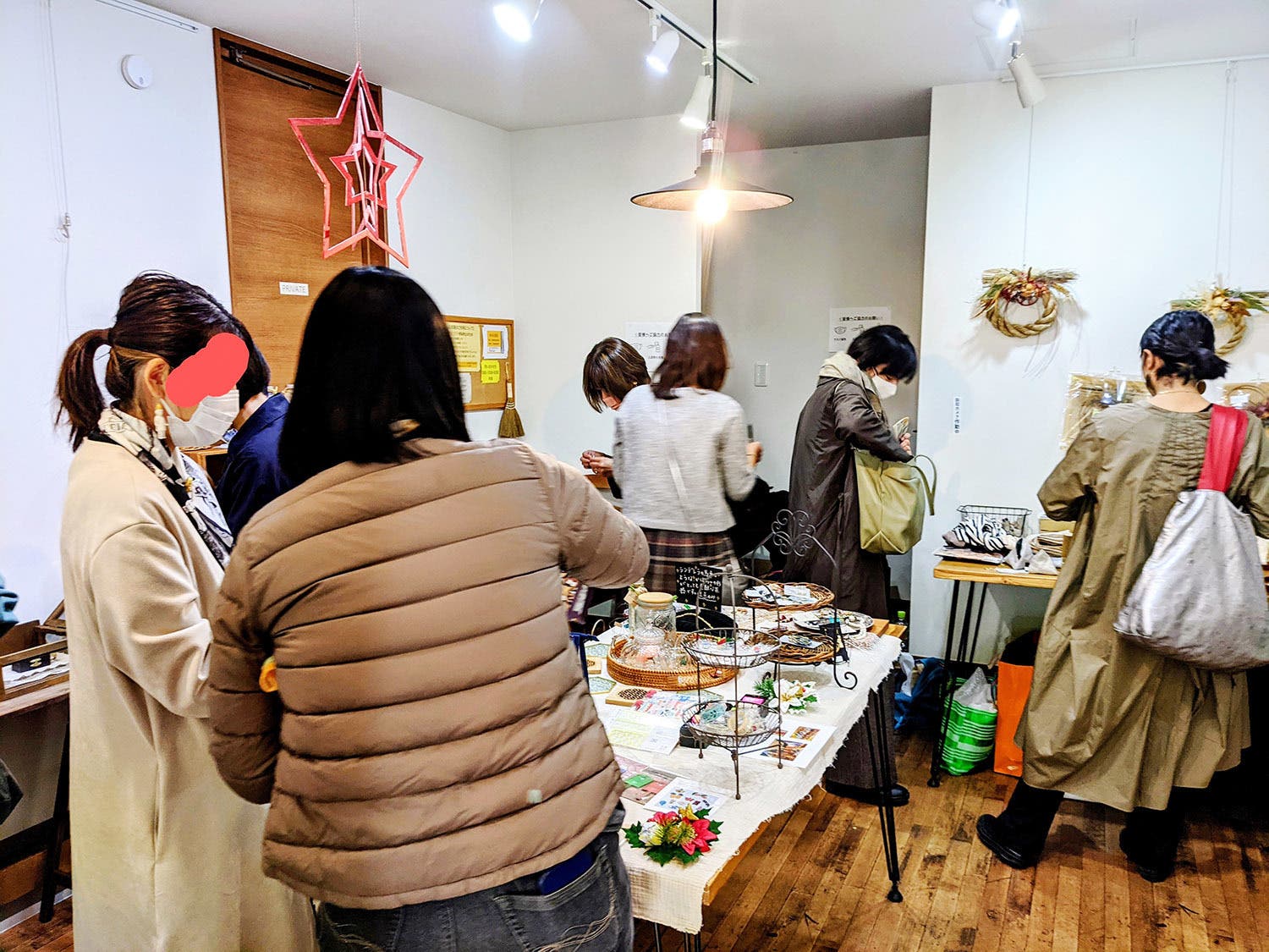 駅近でコンパクト、静かな完全個室。高速Wifi完備。ご利用ごとに清掃、除菌で清潔。お使いの用途に合わせてセッティングいたします。の写真5