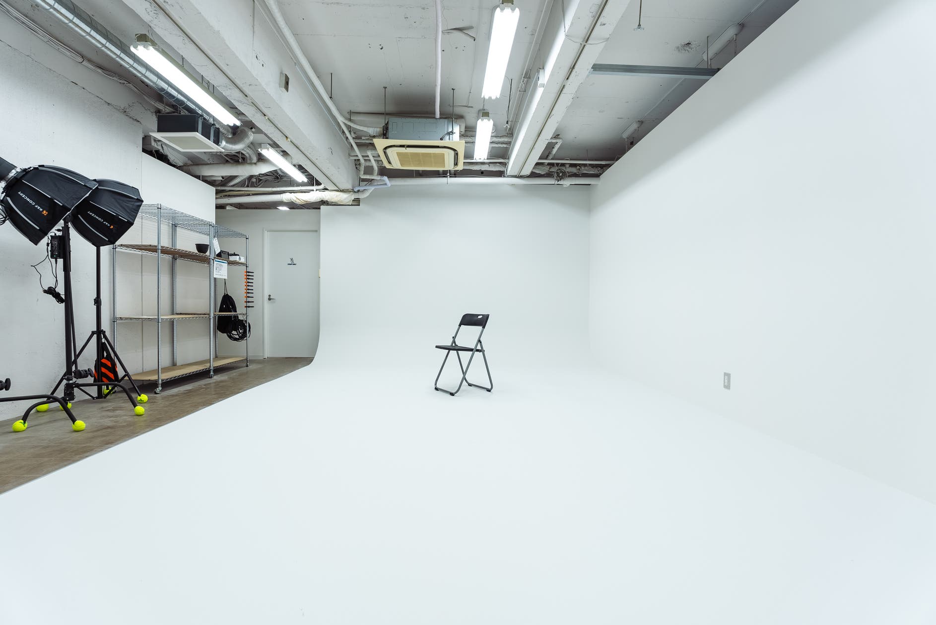 【JR・京王線 吉祥寺駅徒歩3分！】 幅4m×高さ2.5m×奥行き6mの白ホリスタジオの写真4