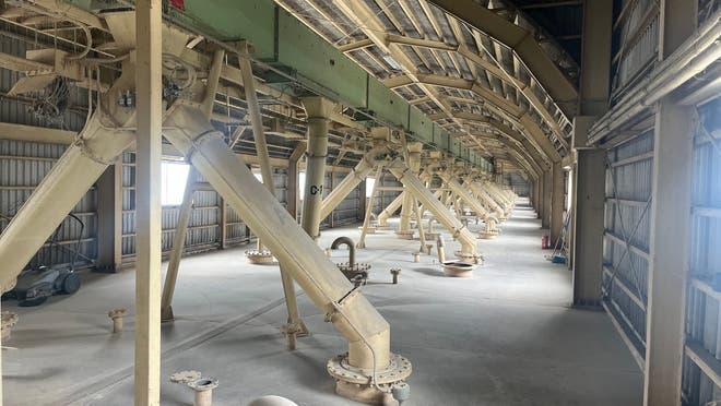 工業地域の景色や、工場内、草むらの写真1