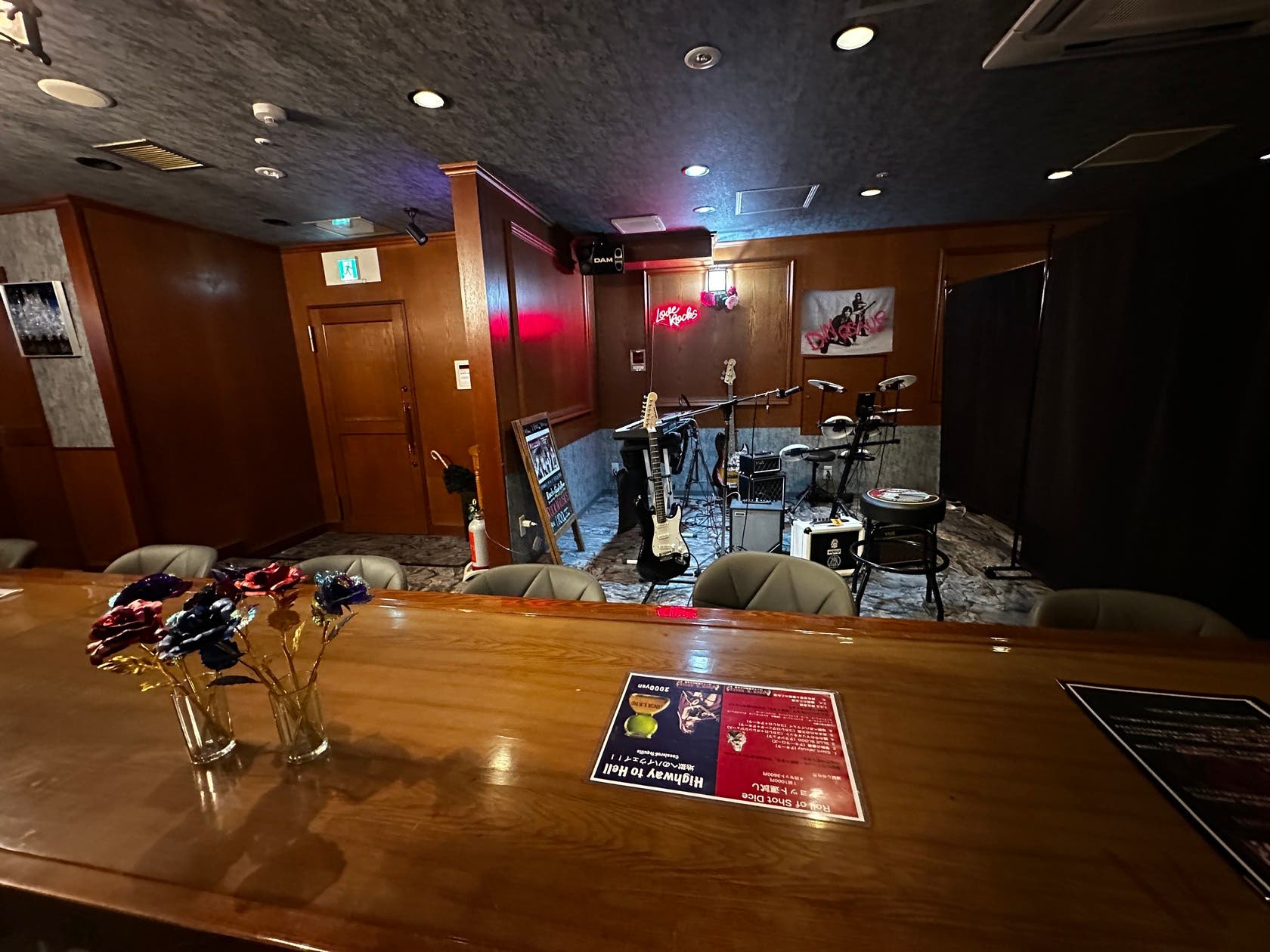 ROCKコンセプトのコンカフェバー。バンド機材を使ってのコスプレ撮影会、ライブやイベント、カラオケ、飲み会などの写真5