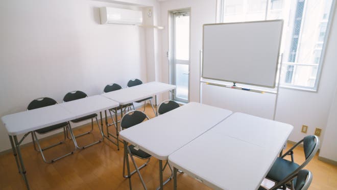 薬院駅最寄りの貸し会議室【会議、面接等に便利】ホワイトボード・施術ベッドの写真1