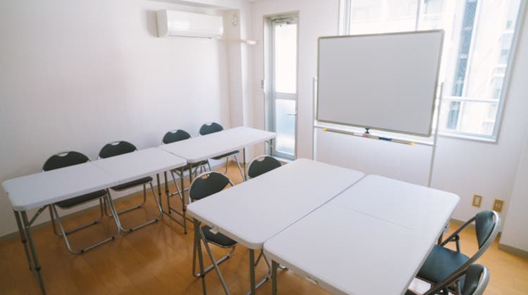 薬院駅最寄りの貸し会議室【会議、面接等に便利】ホワイトボード・施術ベッドの写真1