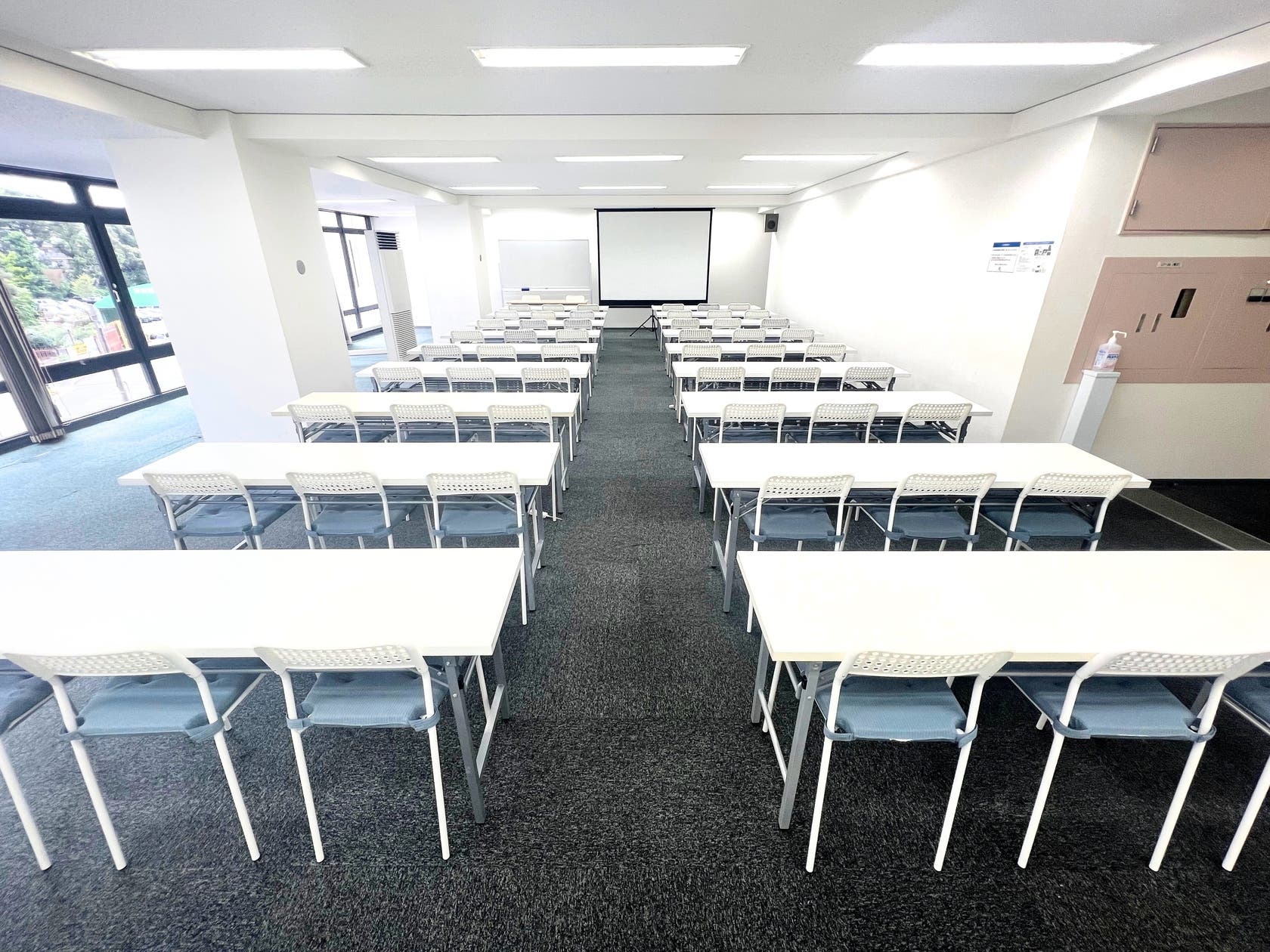 【新宿御苑前駅から徒歩3分・54名利用可🌟】■会議・研修・セミナー・ウェビナー・説明会■全室新宿御苑が見えます■3階B会議室の写真1