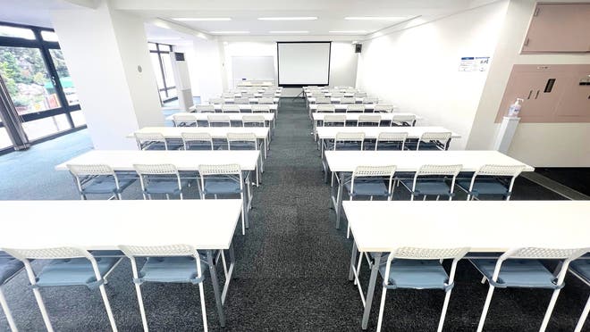 【新宿御苑前駅から徒歩3分・54名利用可🌟】■会議・研修・セミナー・ウェビナー・説明会■全室新宿御苑が見えます■3階B会議室の写真1