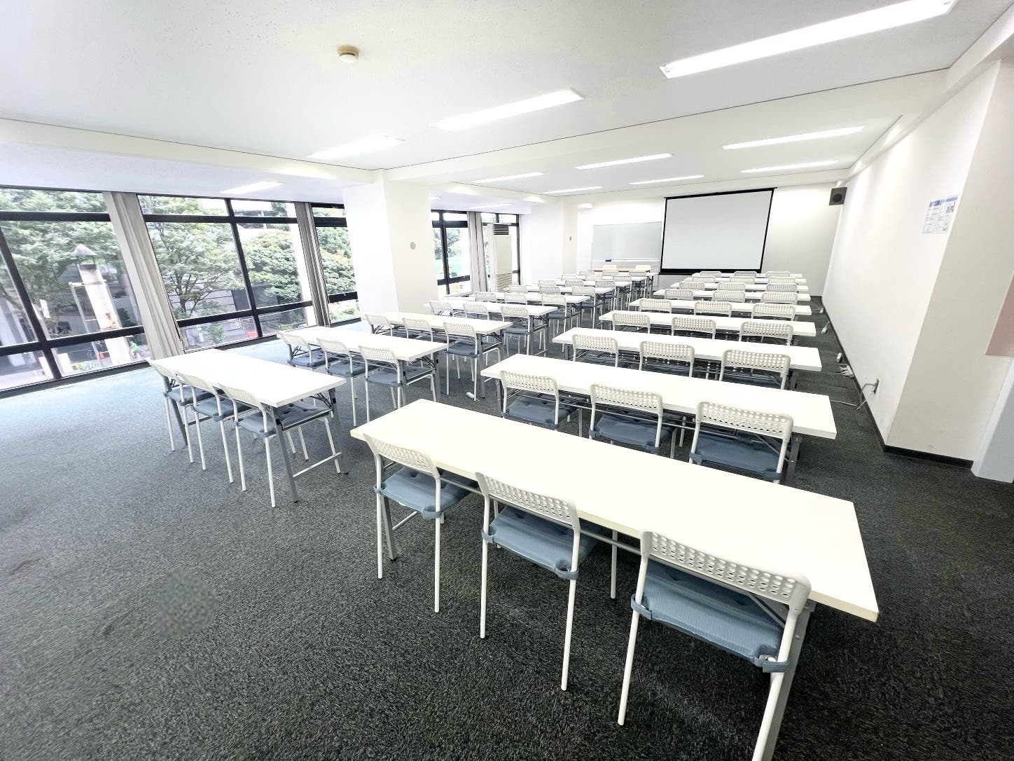 【新宿御苑前駅から徒歩3分・54名利用可🌟】■会議・研修・セミナー・ウェビナー・説明会■全室新宿御苑が見えます■3階B会議室の写真2