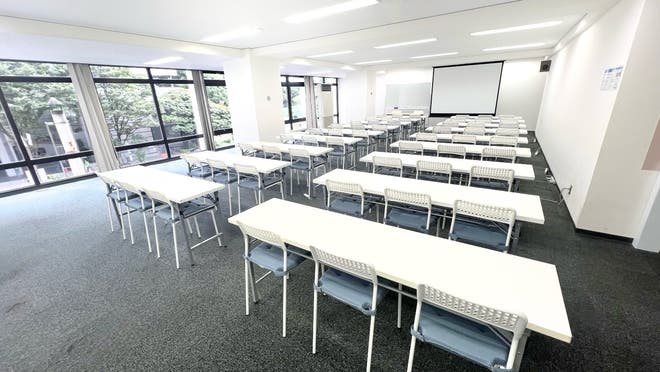 【新宿御苑前駅から徒歩3分・54名利用可🌟】■会議・研修・セミナー・ウェビナー・説明会■全室新宿御苑が見えます■3階B会議室の写真2