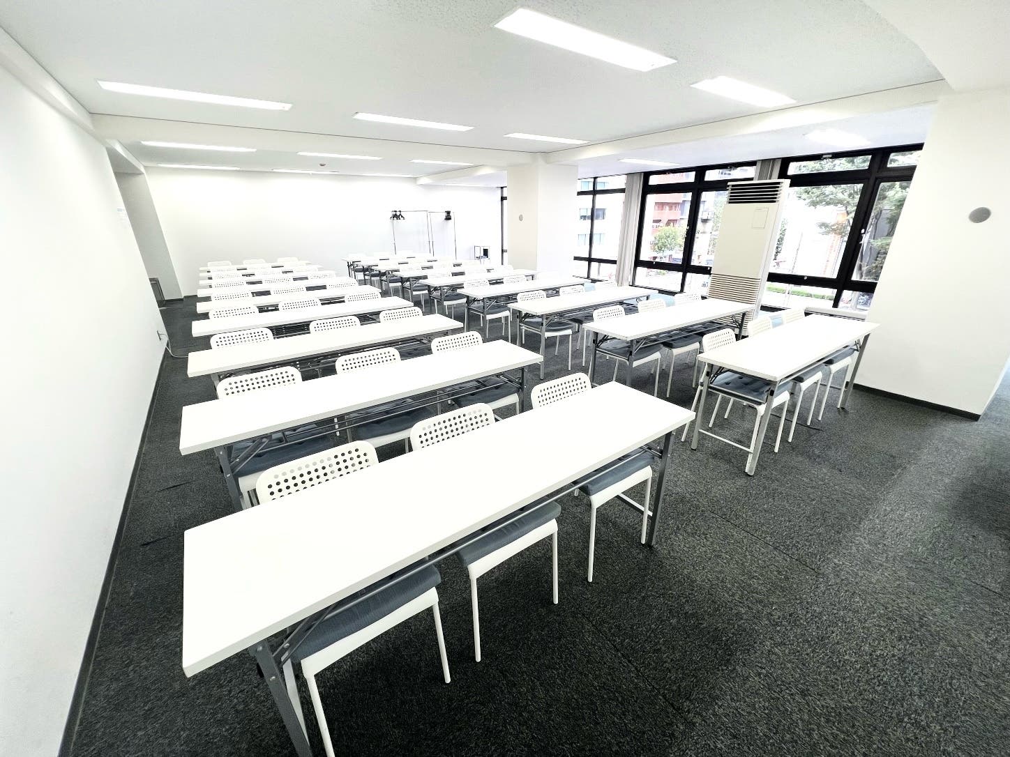 【新宿御苑前駅から徒歩3分・54名利用可🌟】■会議・研修・セミナー・ウェビナー・説明会■全室新宿御苑が見えます■3階B会議室の写真3