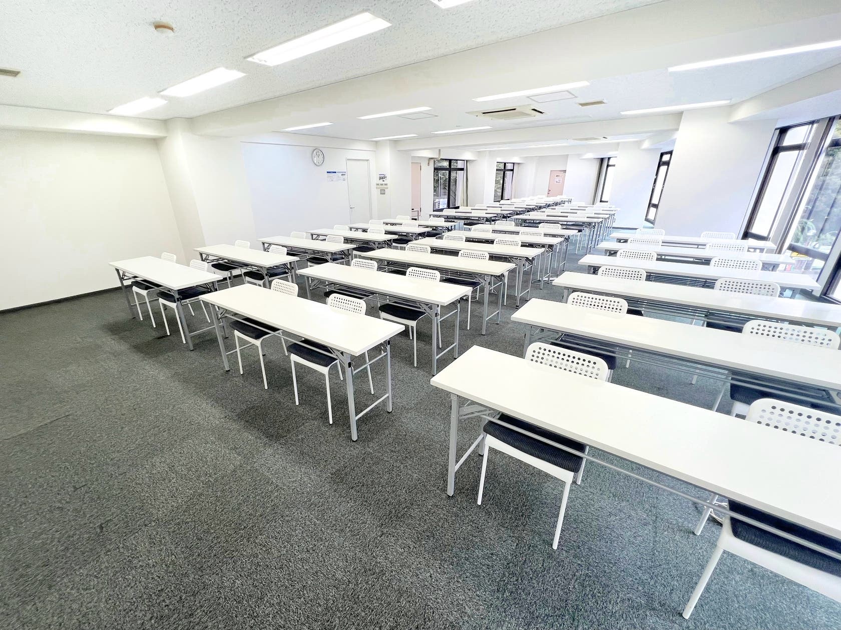 【新宿御苑前駅から徒歩3分】3階ガーデンホール⭐️無料備品多数⭐️窓が多く明るい会議室です！快適ビジネス仕様！の写真2