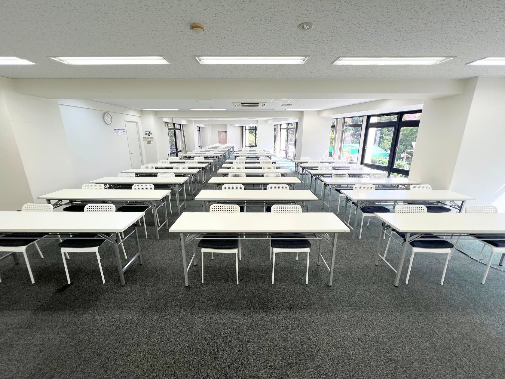 【新宿御苑前駅から徒歩3分】3階ガーデンホール⭐️無料備品多数⭐️窓が多く明るい会議室です！快適ビジネス仕様！の写真3