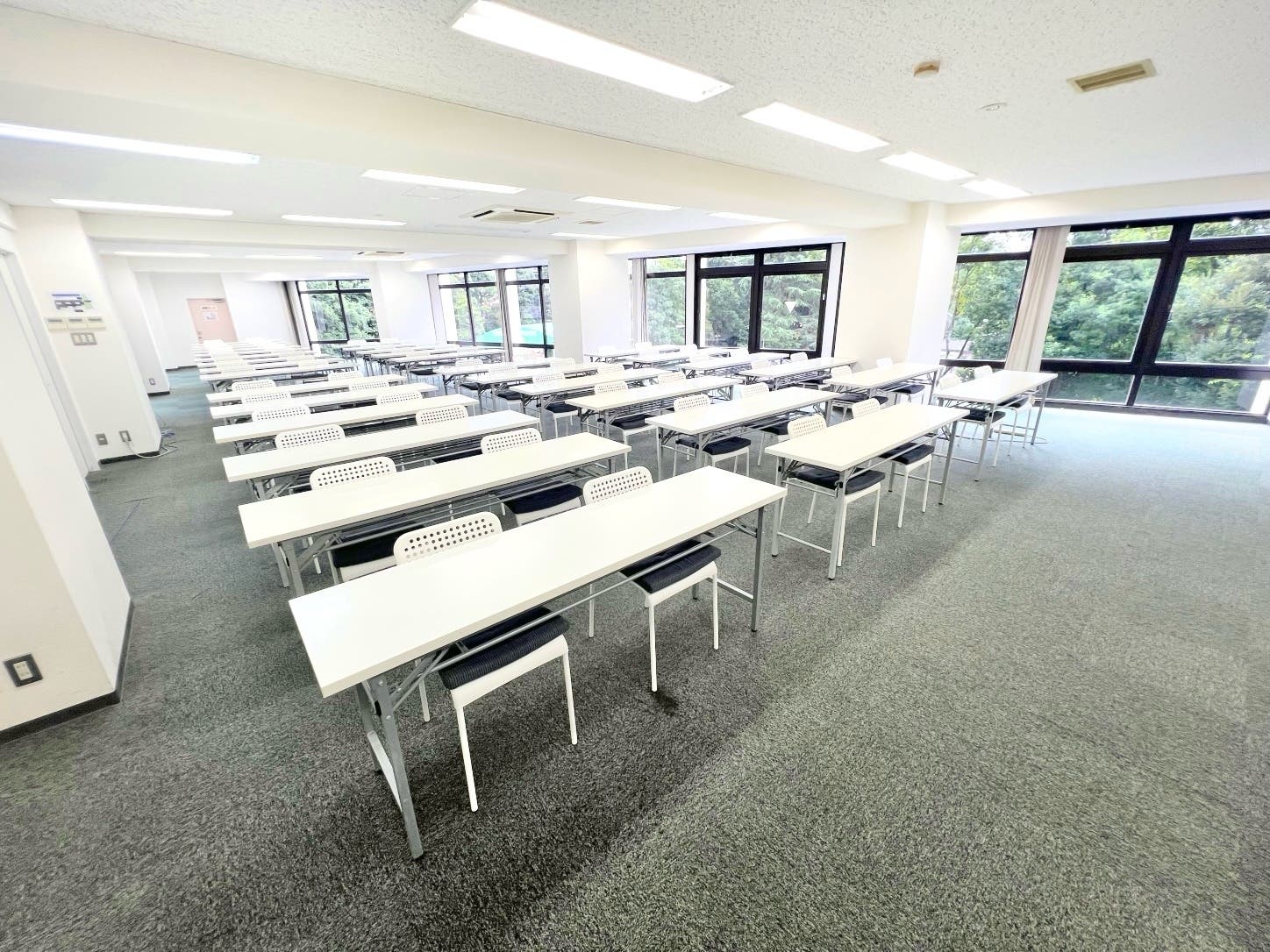 【新宿御苑前駅から徒歩3分】3階ガーデンホール⭐️無料備品多数⭐️窓が多く明るい会議室です！快適ビジネス仕様！の写真1