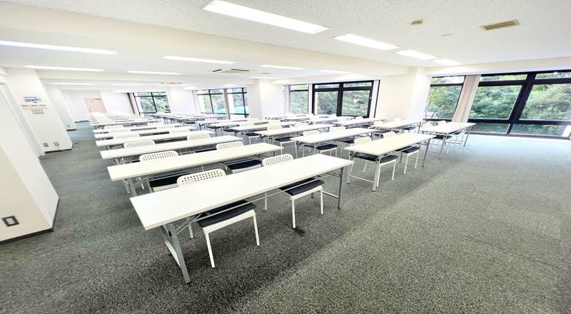 【新宿御苑前駅から徒歩3分】3階ガーデンホール⭐️無料備品多数⭐️窓が多く明るい会議室です！快適ビジネス仕様！