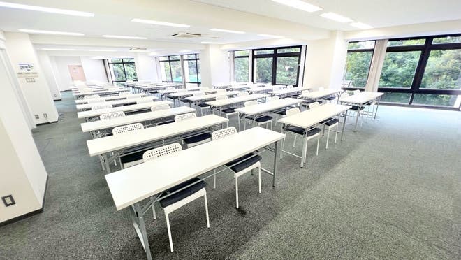 【新宿御苑前駅から徒歩3分】3階ガーデンホール⭐️無料備品多数⭐️窓が多く明るい会議室です!快適ビジネス仕様!の写真1
