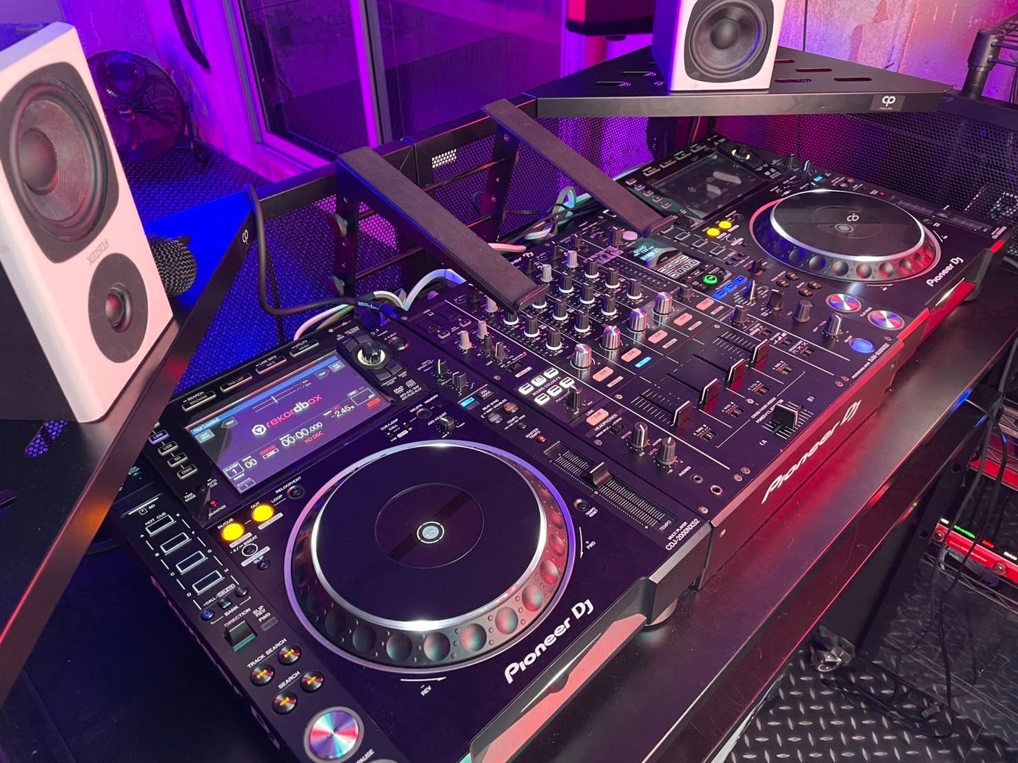 渋谷から一駅 池尻大橋駅徒歩3分 ネオンと音響が魅力のサイバーパンクなDJバーの写真8