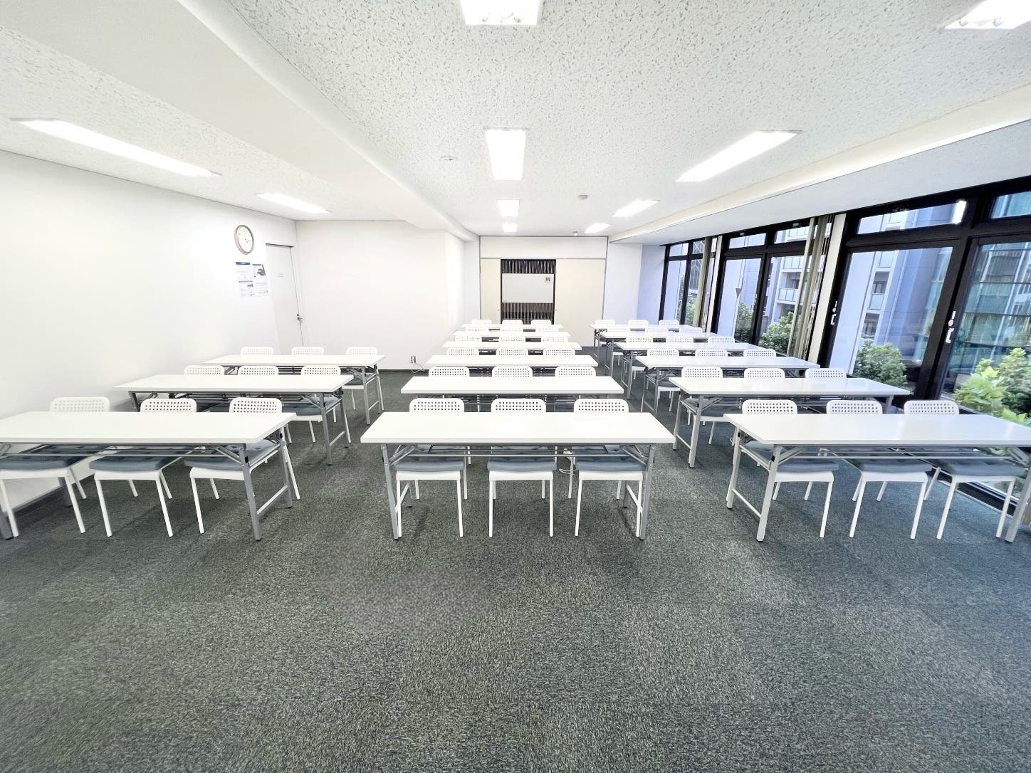 【新宿御苑前駅から徒歩3分・45名利用可🌟】■会議・研修・セミナー・ウェビナー・説明会■全室新宿御苑が見えます■4階D会議室の写真1