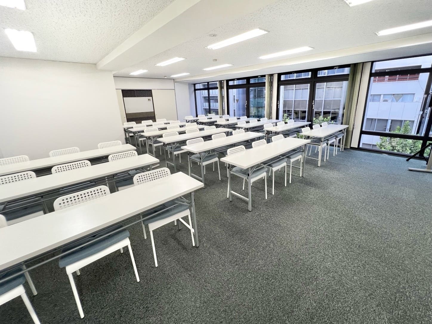 【新宿御苑前駅から徒歩3分・45名利用可🌟】■会議・研修・セミナー・ウェビナー・説明会■全室新宿御苑が見えます■4階D会議室の写真2