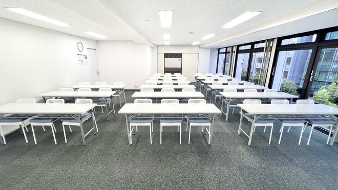 【新宿御苑前駅から徒歩3分・45名利用可🌟】■会議・研修・セミナー・ウェビナー・説明会■全室新宿御苑が見えます■4階D会議室の写真3