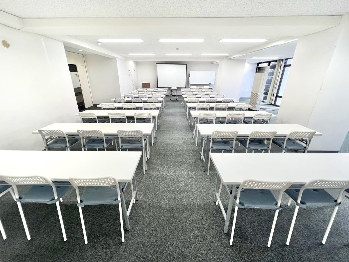 【新宿御苑前駅から徒歩3分・54名利用可🌟】■会議・研修・セミナー・ウェビナー・説明会■全室新宿御苑が見えます■4階E会議室の写真1