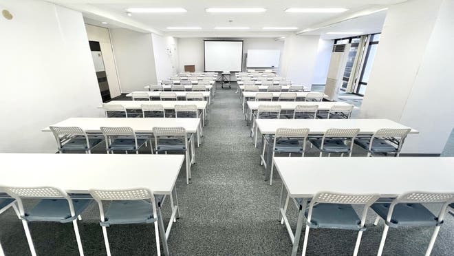 【新宿御苑前駅から徒歩3分・54名利用可🌟】■会議・研修・セミナー・ウェビナー・説明会■全室新宿御苑が見えます■4階E会議室の写真1