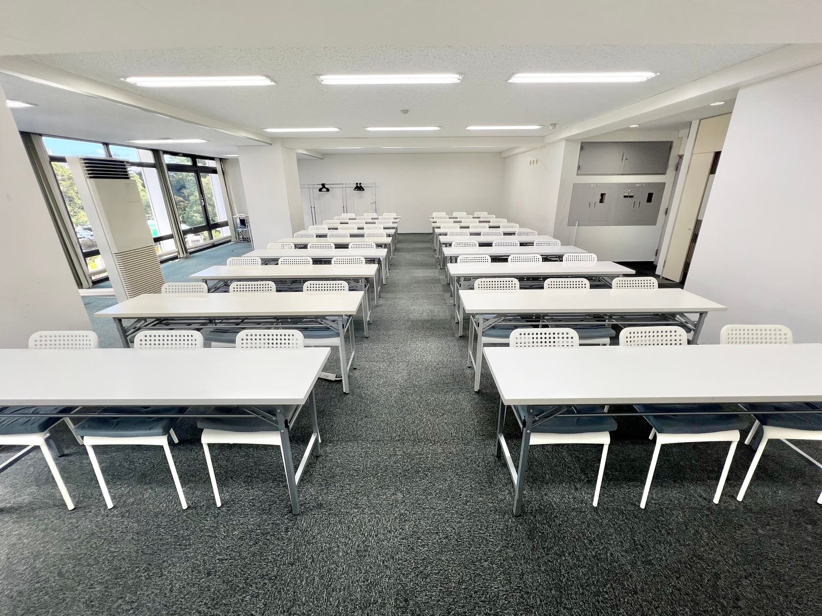 【新宿御苑前駅から徒歩3分・54名利用可🌟】■会議・研修・セミナー・ウェビナー・説明会■全室新宿御苑が見えます■4階E会議室の写真2