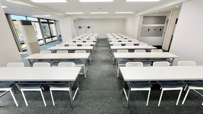 【新宿御苑前駅から徒歩3分・54名利用可🌟】■会議・研修・セミナー・ウェビナー・説明会■全室新宿御苑が見えます■4階E会議室の写真2