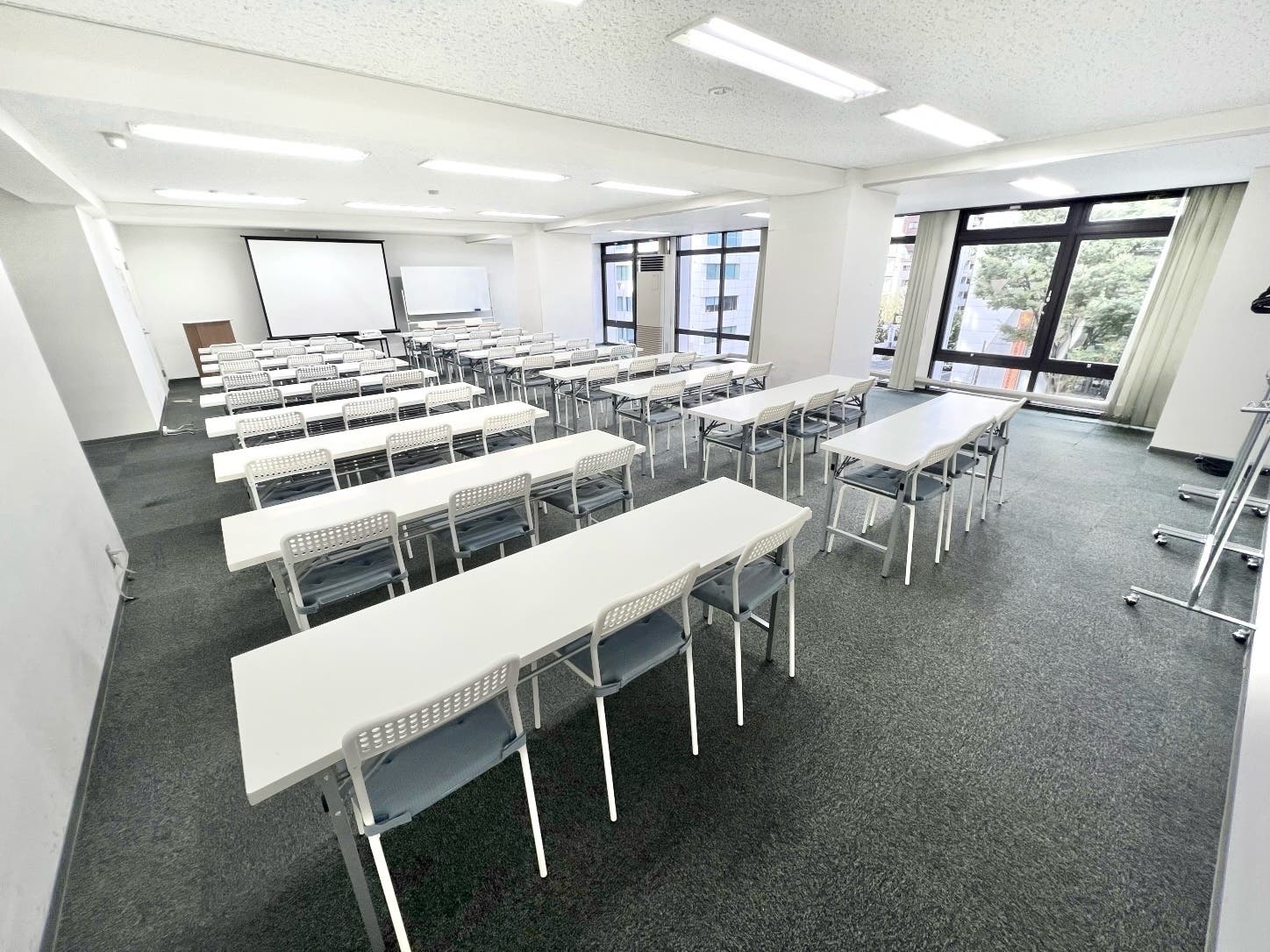 【新宿御苑前駅から徒歩3分・54名利用可🌟】■会議・研修・セミナー・ウェビナー・説明会■全室新宿御苑が見えます■4階E会議室の写真3