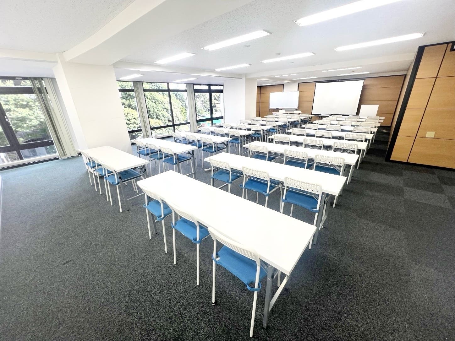 【新宿御苑前駅から徒歩3分・54名利用可🌟】■会議・研修・セミナー・ウェビナー・説明会■全室新宿御苑が見えます■4階F会議室の写真1