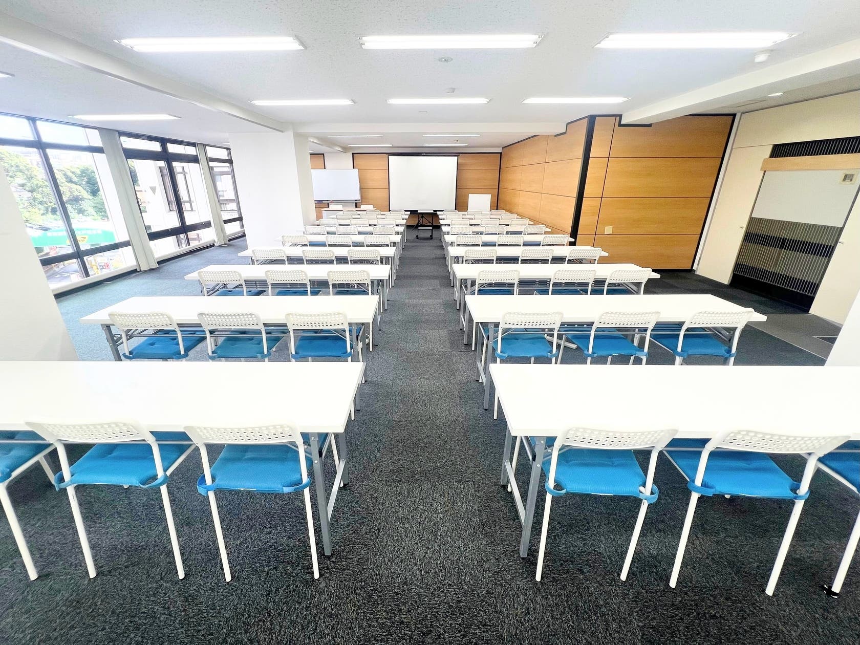 【新宿御苑前駅から徒歩3分・54名利用可🌟】■会議・研修・セミナー・ウェビナー・説明会■全室新宿御苑が見えます■4階F会議室の写真2