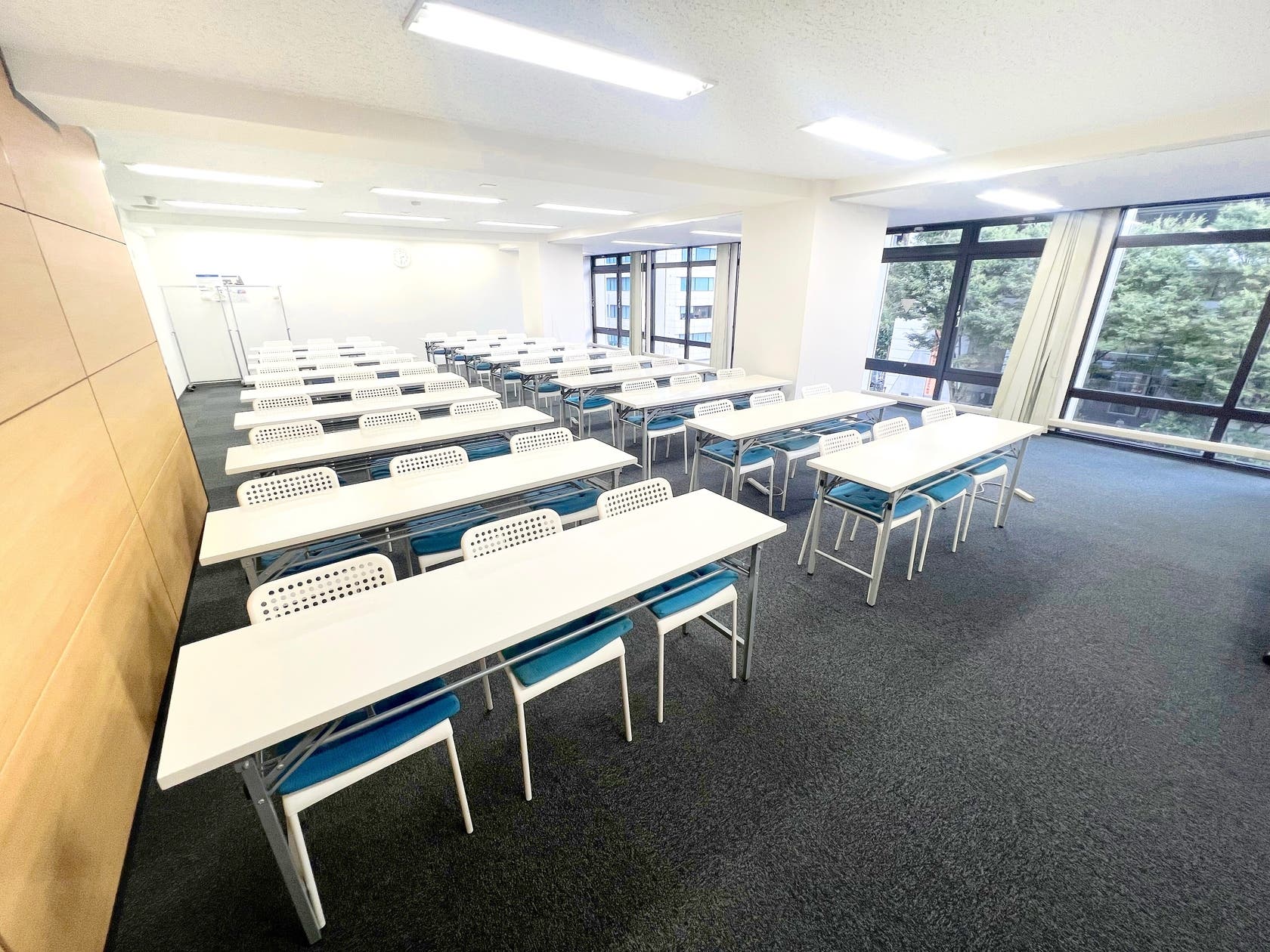 【新宿御苑前駅から徒歩3分・54名利用可🌟】■会議・研修・セミナー・ウェビナー・説明会■全室新宿御苑が見えます■4階F会議室の写真3
