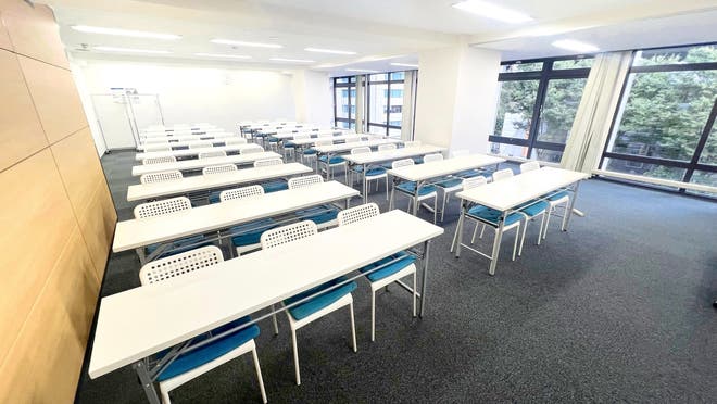 【新宿御苑前駅から徒歩3分・54名利用可🌟】■会議・研修・セミナー・ウェビナー・説明会■全室新宿御苑が見えます■4階F会議室の写真3