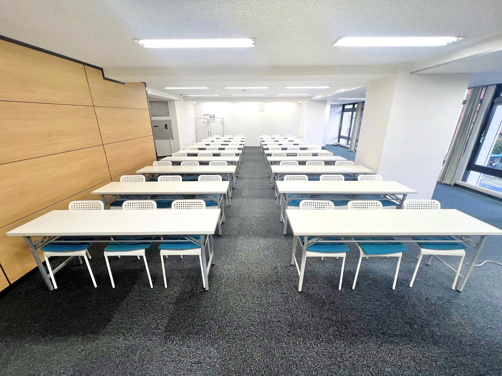 【新宿御苑前駅から徒歩3分・54名利用可🌟】■会議・研修・セミナー・ウェビナー・説明会■全室新宿御苑が見えます■4階F会議室の写真4