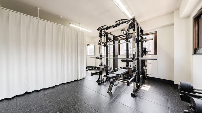 【新富町駅30秒/築地駅4分】1日1回スタッフ完全清掃のハイクオリティレンタルジムの写真1