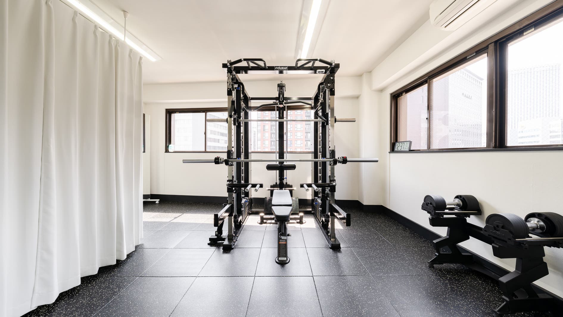 【新富町駅30秒/築地駅4分】1日1回スタッフ完全清掃のハイクオリティレンタルジムの写真5