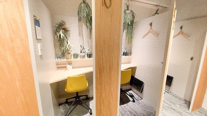 【津田沼駅から徒歩1分のコワーキングスペース/自習室】半個室(ブースNo11)の写真1