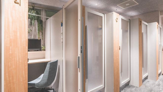 【津田沼駅から徒歩1分のコワーキングスペース/自習室】半個室(ブースNo3)の写真1