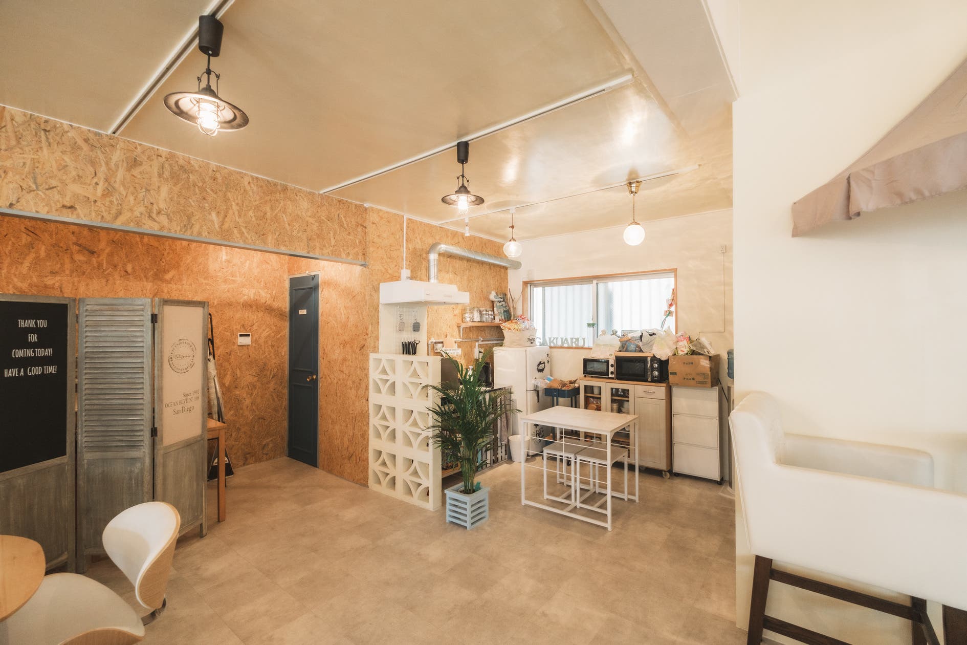 【沖縄宜野湾市】インスタ映えスペースでミーティング/セミナー/展示会/ロケ撮影等の利用が出来るGAKUARU BASEの写真5