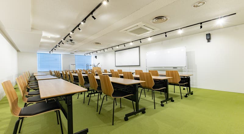 【伏見駅1分】ワンランク上の会議室｜60㎡最大50名着席可能｜備品全て無料｜ﾌﾟﾛｼﾞｪｸﾀｰ、音響完備、司会台、マイク