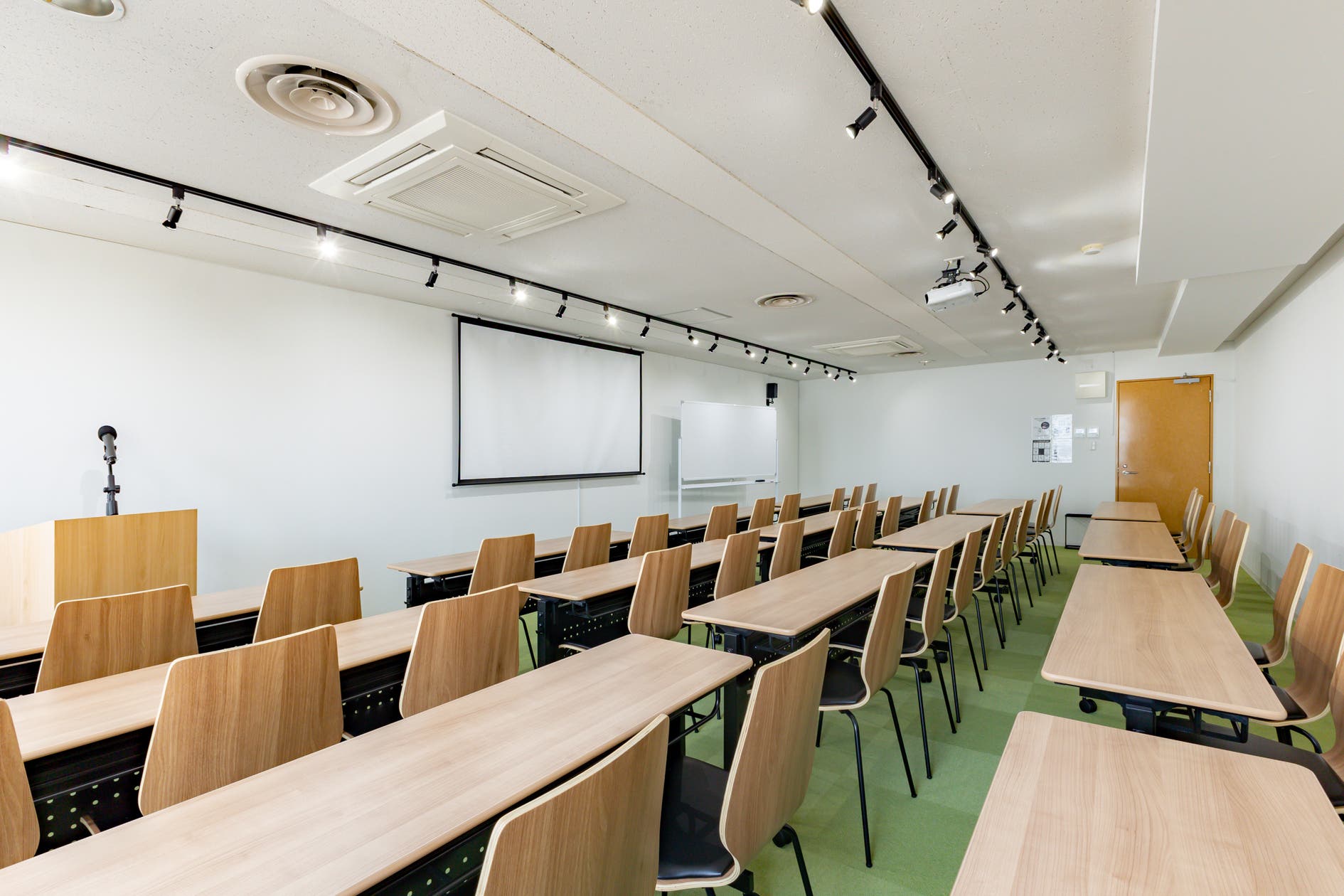 【伏見駅1分】ワンランク上の会議室｜60㎡最大50名着席可能｜備品全て無料｜ﾌﾟﾛｼﾞｪｸﾀｰ、音響完備、司会台、マイクの写真11