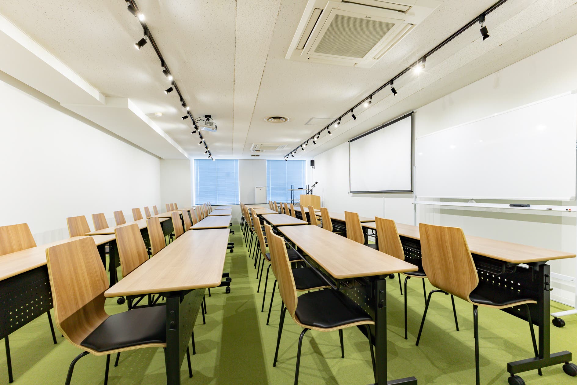 【伏見駅1分】ワンランク上の会議室｜60㎡最大50名着席可能｜備品全て無料｜ﾌﾟﾛｼﾞｪｸﾀｰ、音響完備、司会台、マイクの写真13