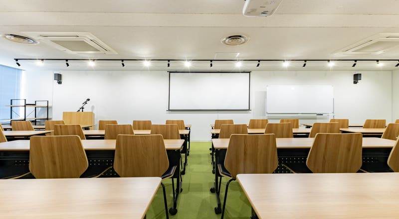 【伏見駅1分】ワンランク上の会議室｜60㎡最大50名着席可能｜備品全て無料｜ﾌﾟﾛｼﾞｪｸﾀｰ、音響完備、司会台、マイク