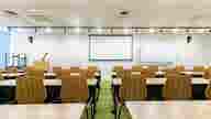 【伏見駅1分】ワンランク上の会議室|60㎡最大50名着席可能|備品全て無料|プロジェクター、音響完備、司会台、マイクの写真2