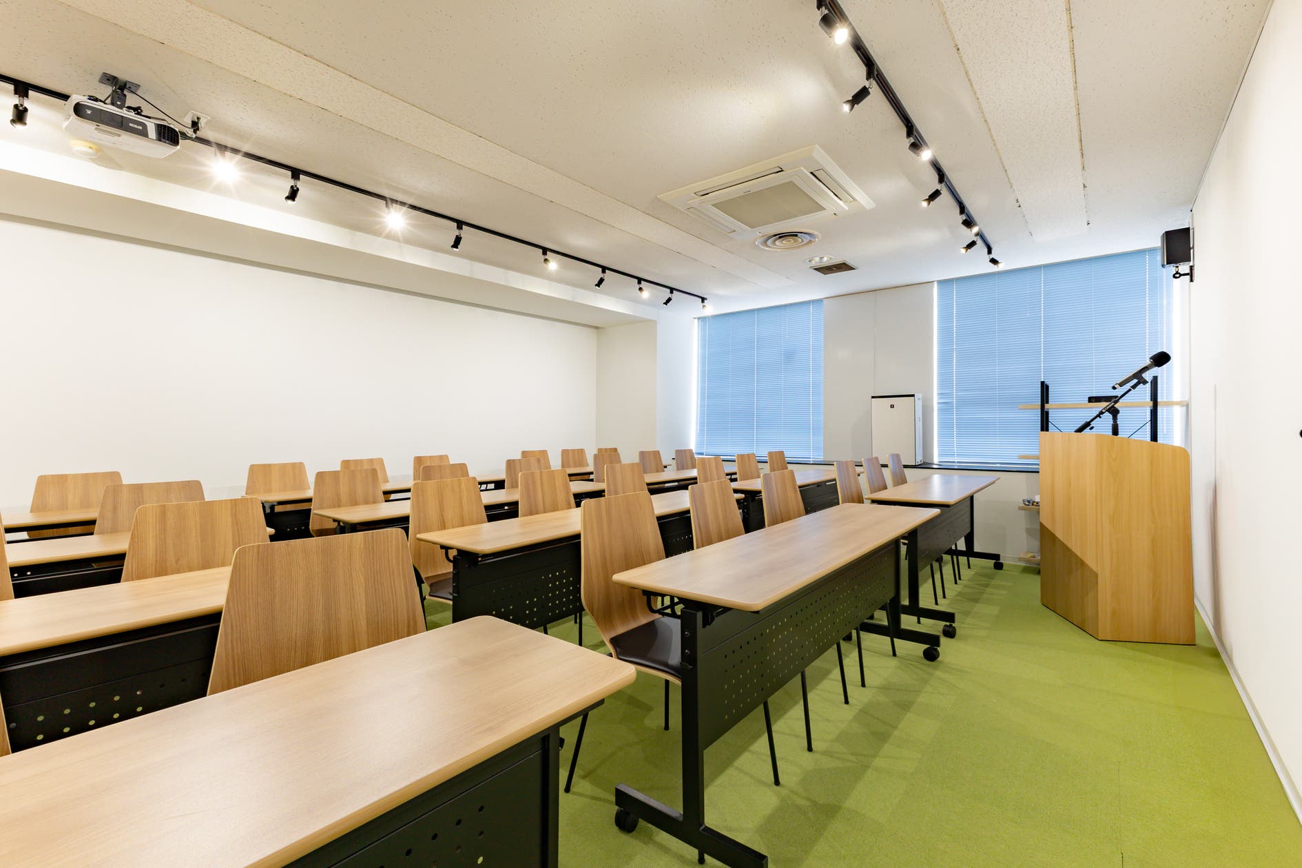 【伏見駅1分】ワンランク上の会議室｜60㎡最大50名着席可能｜備品全て無料｜ﾌﾟﾛｼﾞｪｸﾀｰ、音響完備、司会台、マイクの写真2