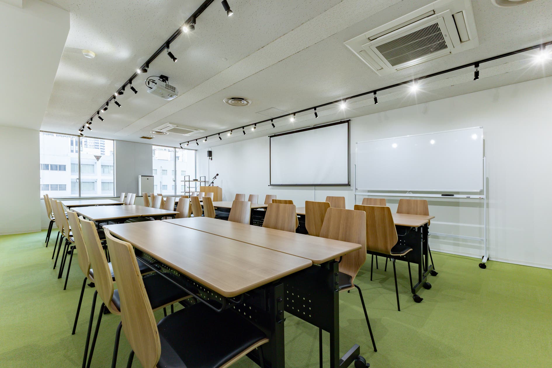 【伏見駅1分】ワンランク上の会議室｜60㎡最大50名着席可能｜備品全て無料｜ﾌﾟﾛｼﾞｪｸﾀｰ、音響完備、司会台、マイクの写真7