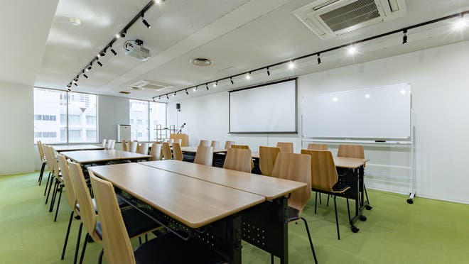 【伏見駅1分】ワンランク上の会議室|60㎡最大50名着席可能|備品全て無料|プロジェクター、音響完備、司会台、マイクの写真7