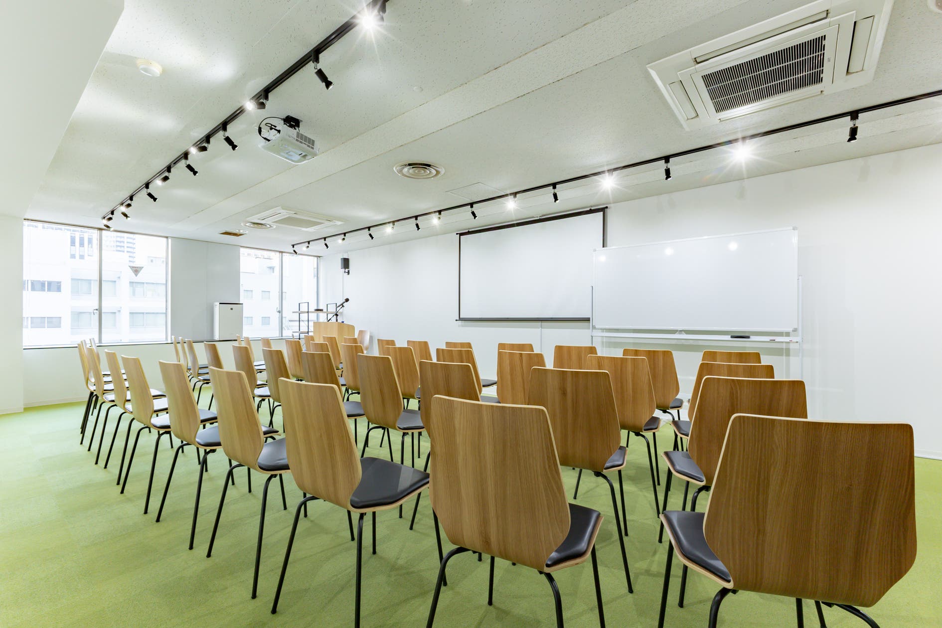 【伏見駅1分】ワンランク上の会議室｜60㎡最大50名着席可能｜備品全て無料｜ﾌﾟﾛｼﾞｪｸﾀｰ、音響完備、司会台、マイクの写真4