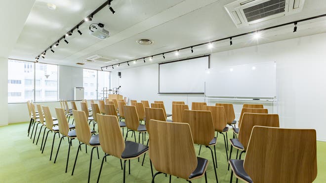 【伏見駅1分】ワンランク上の会議室|60㎡最大50名着席可能|備品全て無料|プロジェクター、音響完備、司会台、マイクの写真4