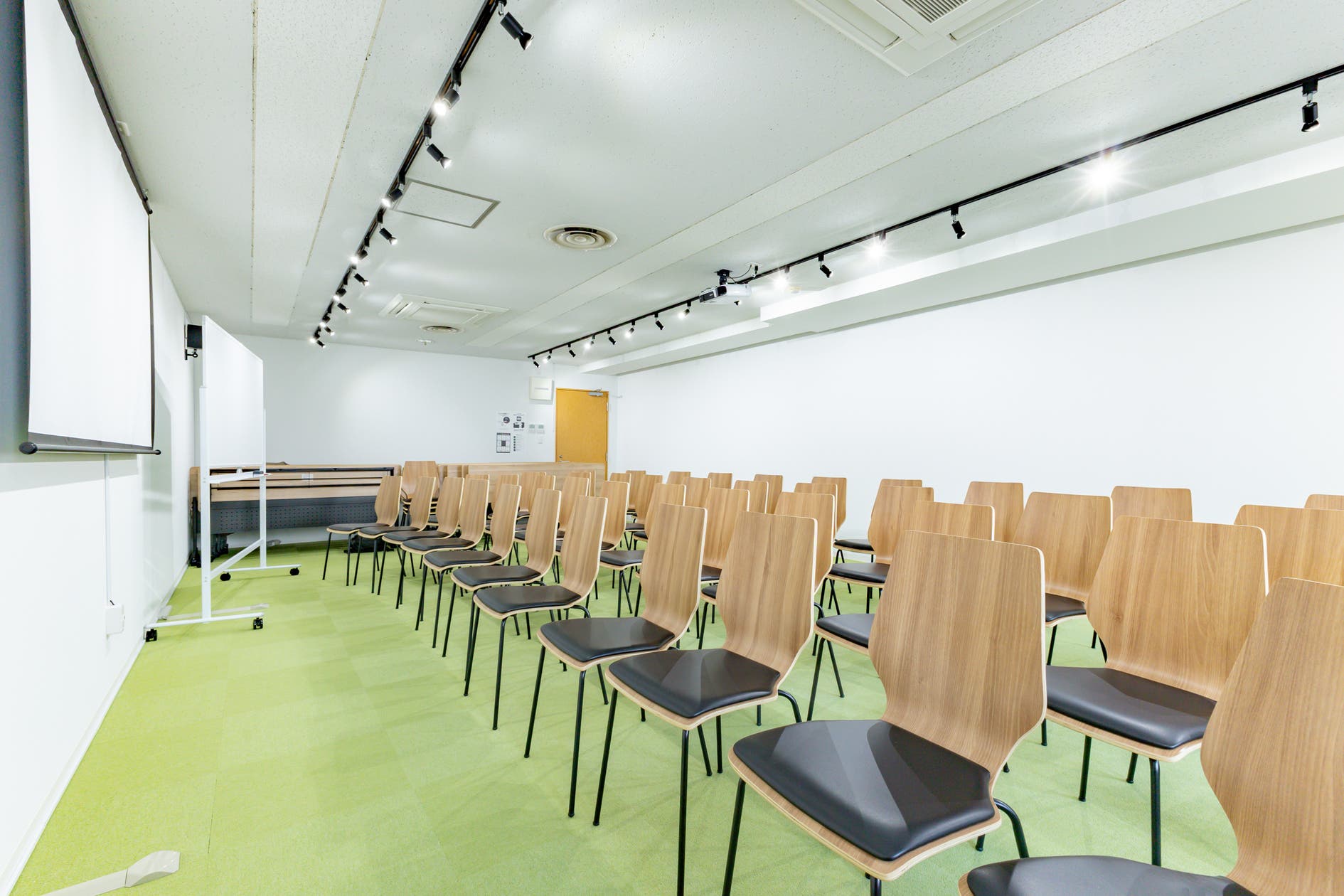 【伏見駅1分】ワンランク上の会議室｜60㎡最大50名着席可能｜備品全て無料｜ﾌﾟﾛｼﾞｪｸﾀｰ、音響完備、司会台、マイクの写真9