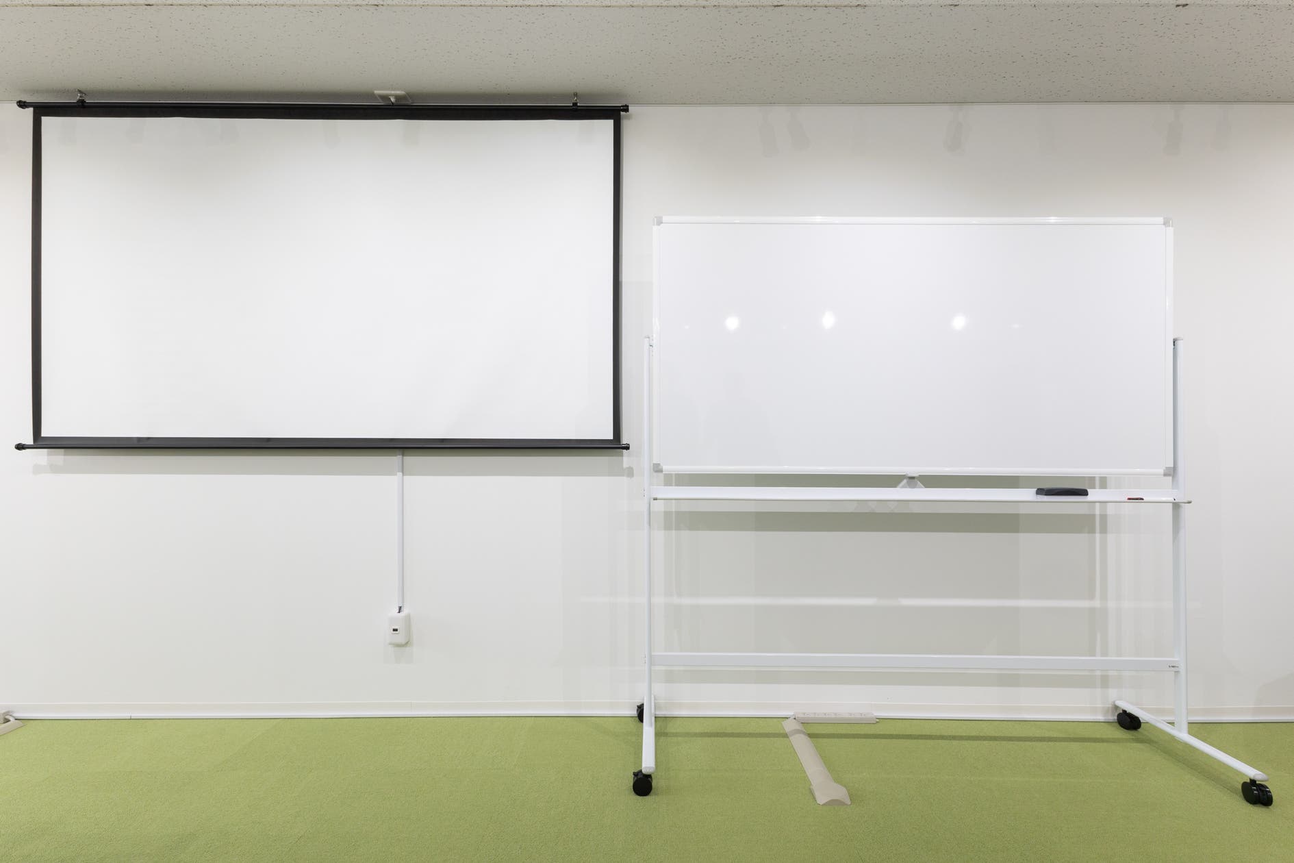 【伏見駅1分】ワンランク上の会議室｜60㎡最大50名着席可能｜備品全て無料｜ﾌﾟﾛｼﾞｪｸﾀｰ、音響完備、司会台、マイクの写真16